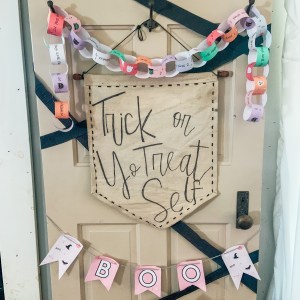 DIY Halloween Paper Chain Countdown Calendar | Grey Skies & Rainbow Highs